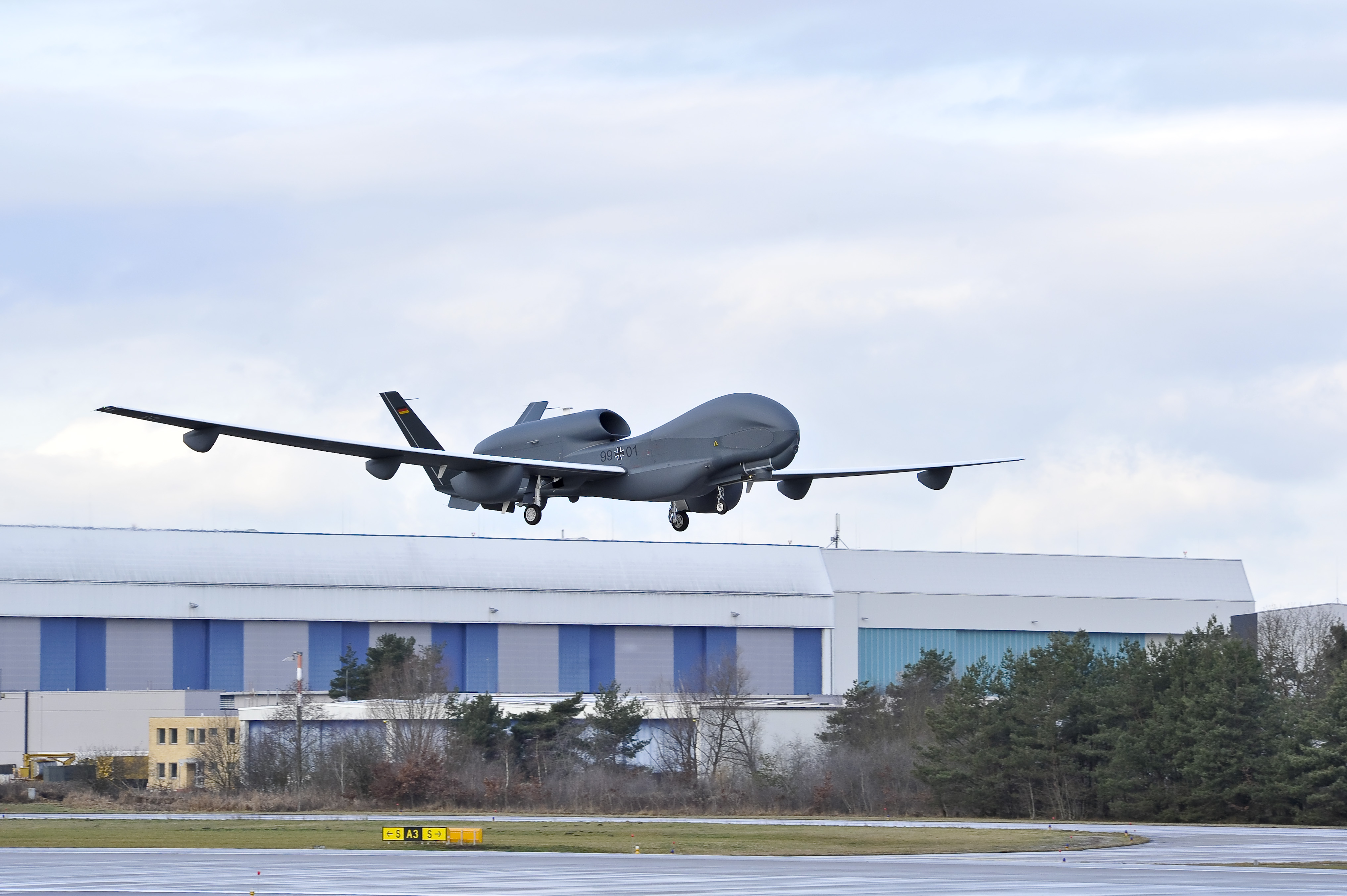 Video: First test flight of Germany's EuroHawk, Europe's largest drone ...